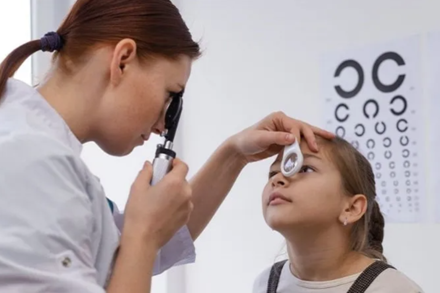 Bảo vệ đôi mắt con, đừng để điện thoại trở thành người giữ trẻ